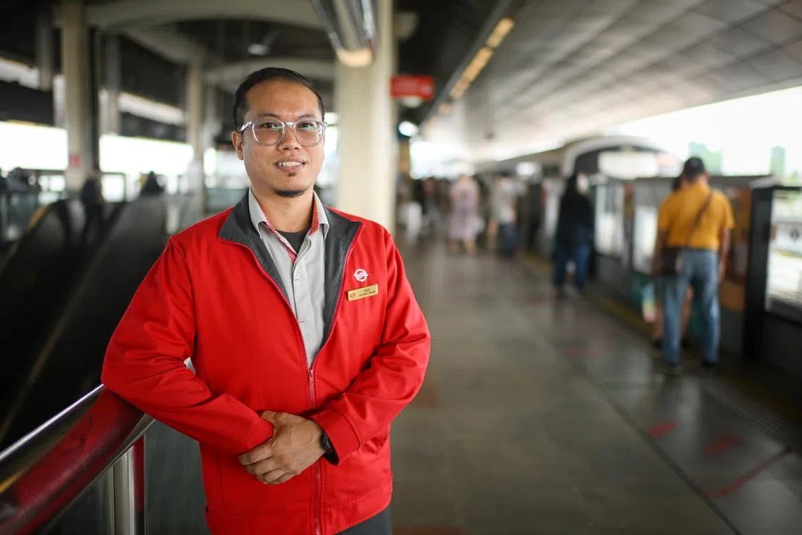 SMRT assistant station manager wins award for resuscitating man who collapsed in station | The ...