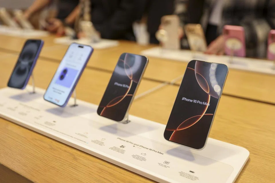 Apple customers in US rush to stores to buy iPhones ahead of tariffs ...