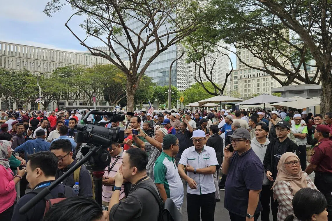 Thousands gather at Malaysia court ahead of decision on Najib house ...