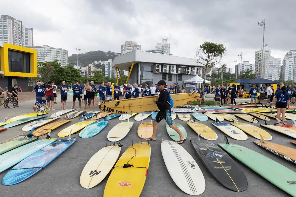 Silver surfers mass for record bid in Brazil | The Straits Times