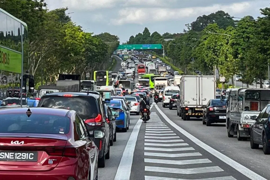 3 people in hospital after SLE accident that led to traffic jam up to ...