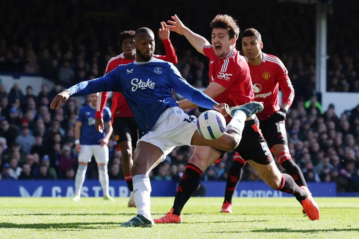 Arsenal suffer title blow, Manchester United salvage draw at Everton ...