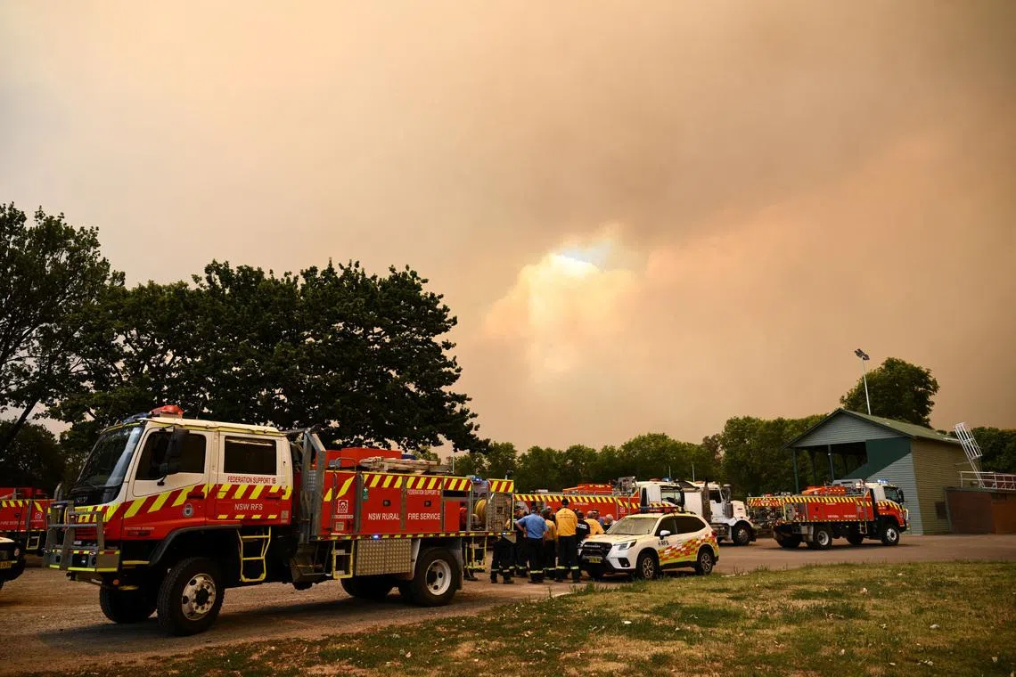 ‘Extreme and dangerous weather’: Australian bushfires raze homes, cut ...