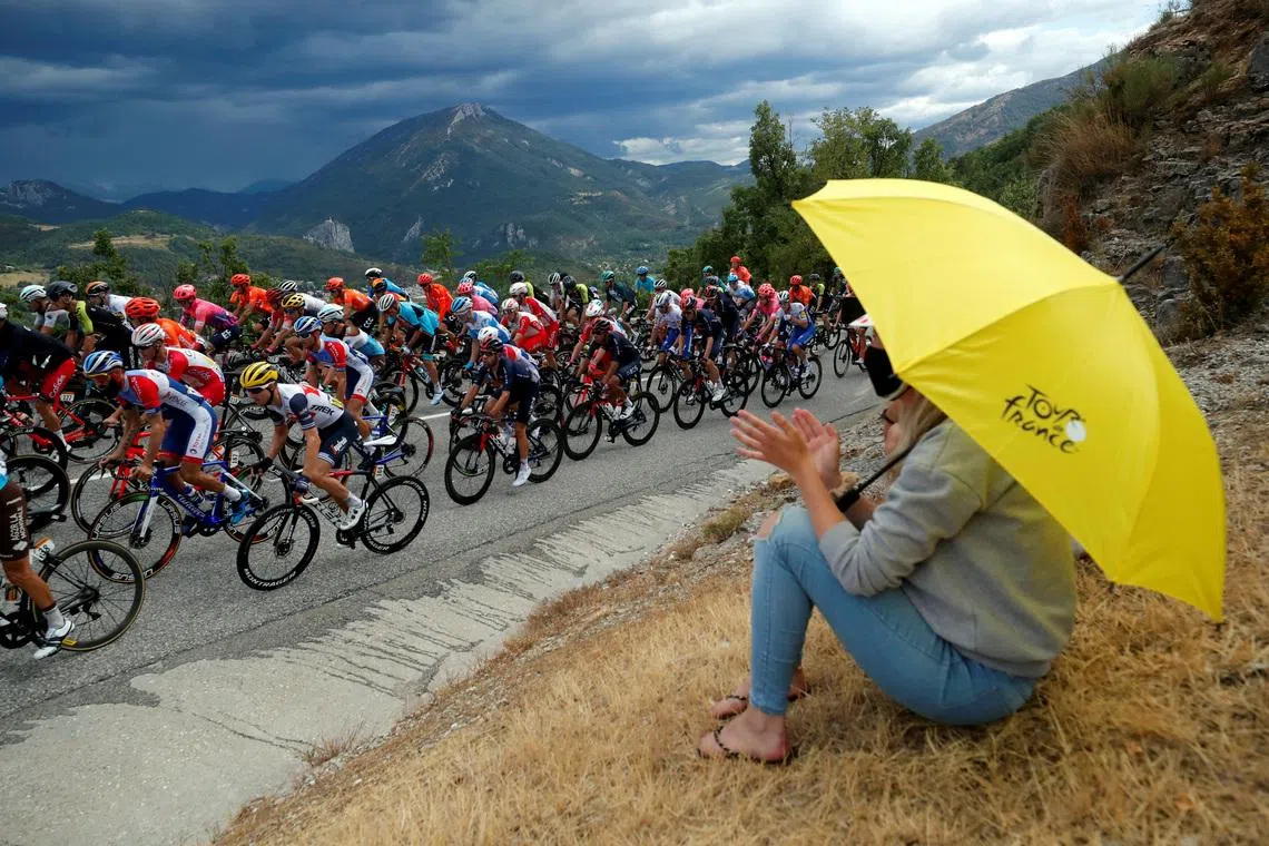 Britain seeks 9,000 volunteers for 2027 Tour de France Grand Departs ...