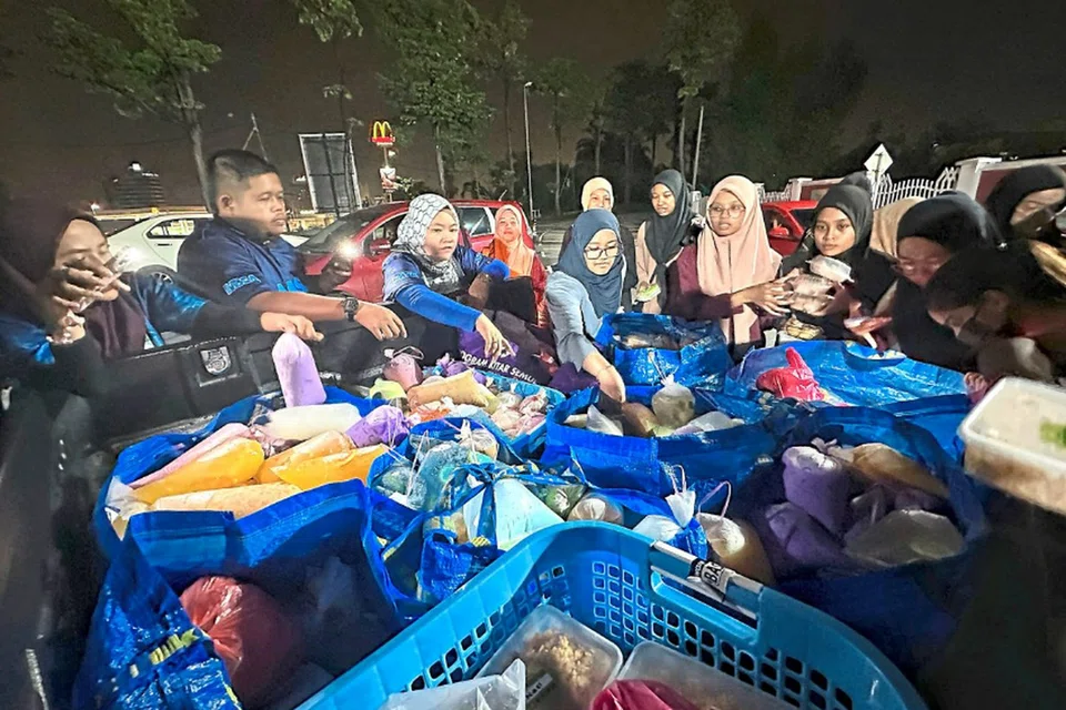 Unsold food from Malaysia’s Ramadan bazaars being delivered to those in ...