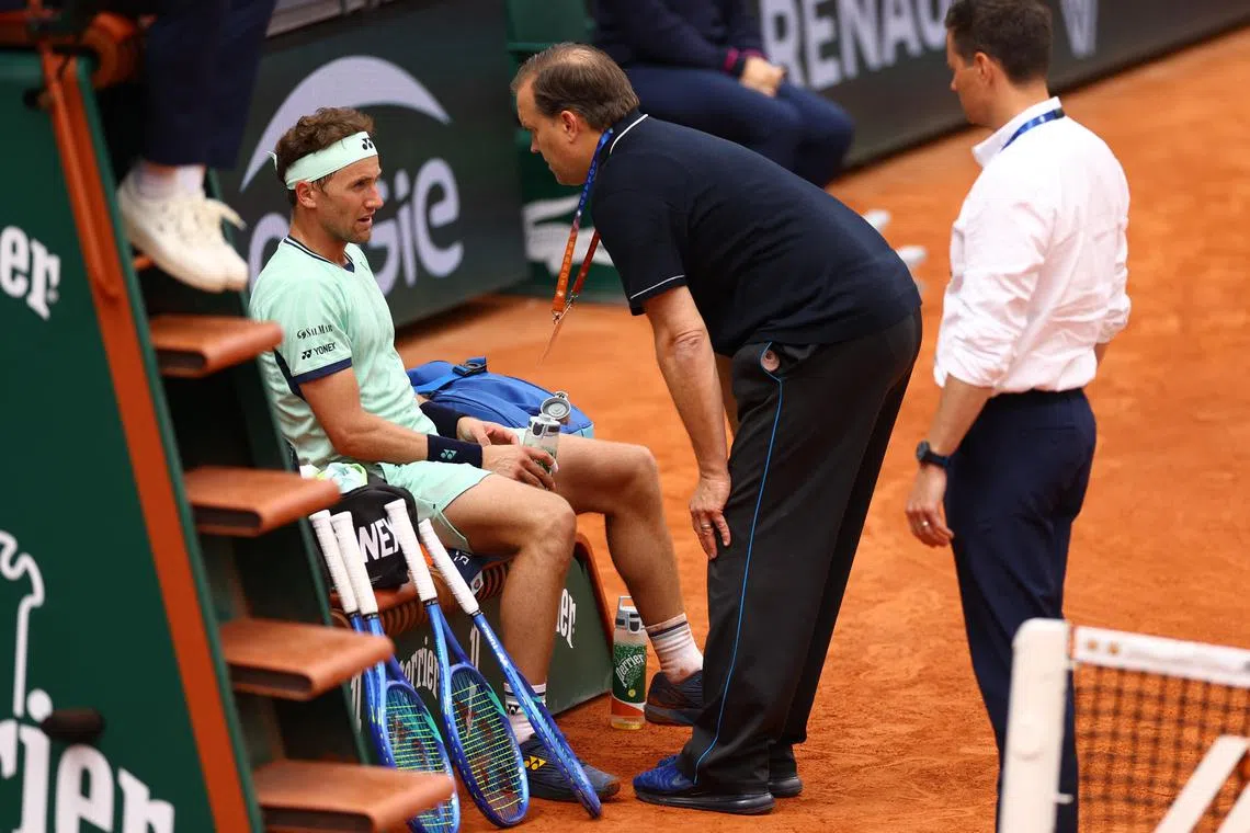 ‘Like a rat race’: Injured Casper Ruud limps out of French Open in the ...