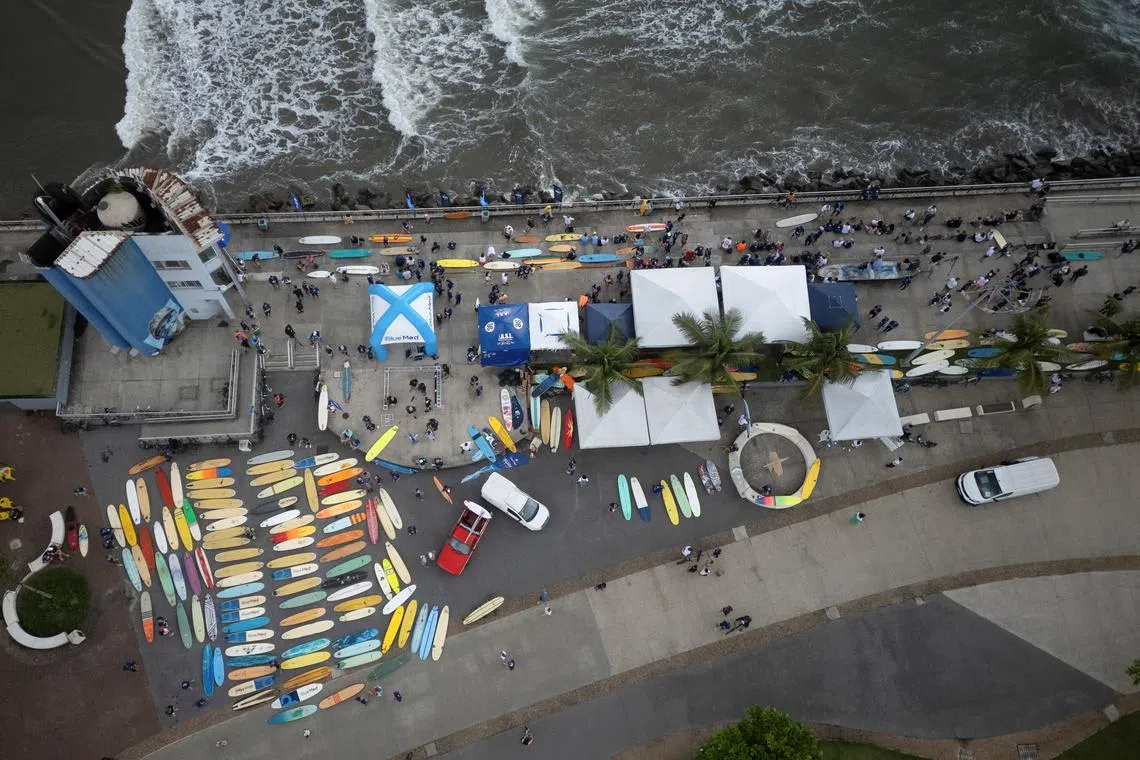 Silver surfers mass for record bid in Brazil | The Straits Times