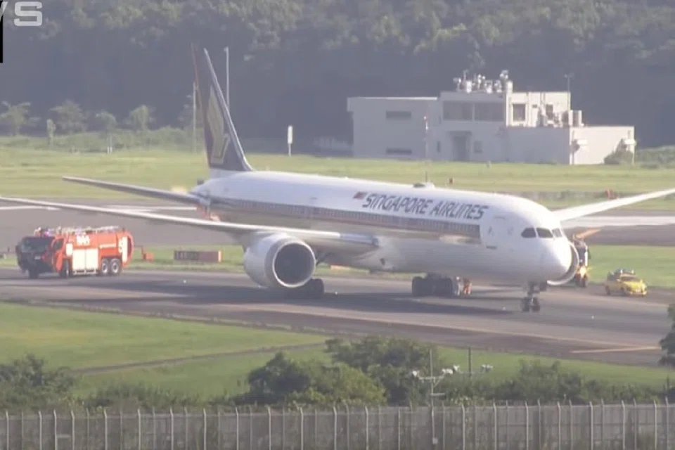 SIA flight lands at Japan’s Narita Airport with smoke billowing from ...