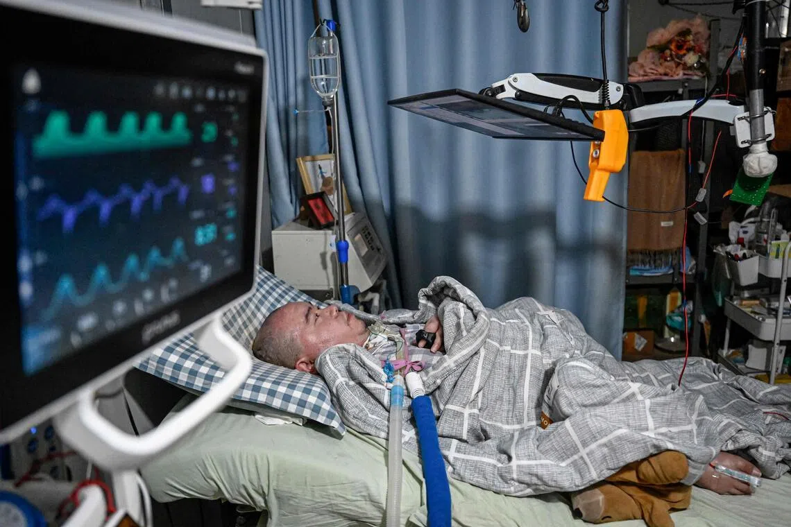 Chinese quadriplegic runs farm with just one finger | The Straits Times