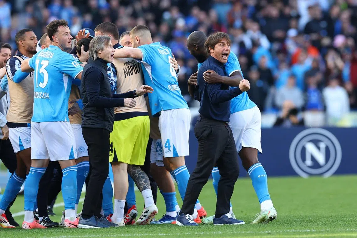 Napoli beat Fiorentina to maintain pressure in title race | The Straits ...