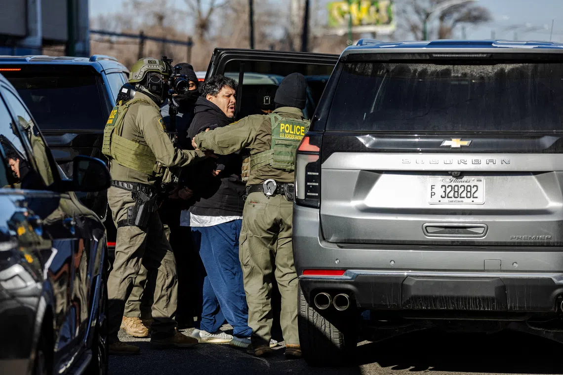 Border Patrol commander, agents reappear in force in Chicago immigrant ...