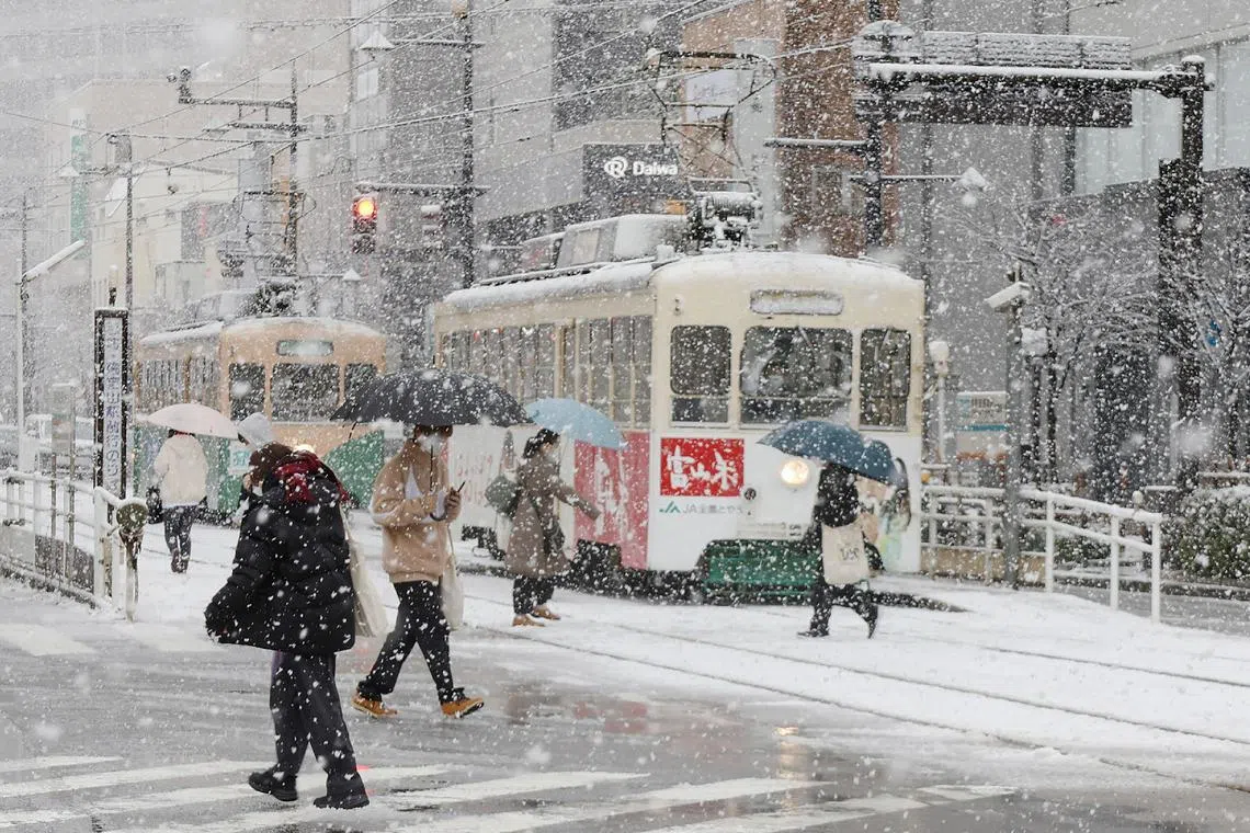 Heavy snow causes havoc in Japan as cold snap sweeps through Asia | The ...
