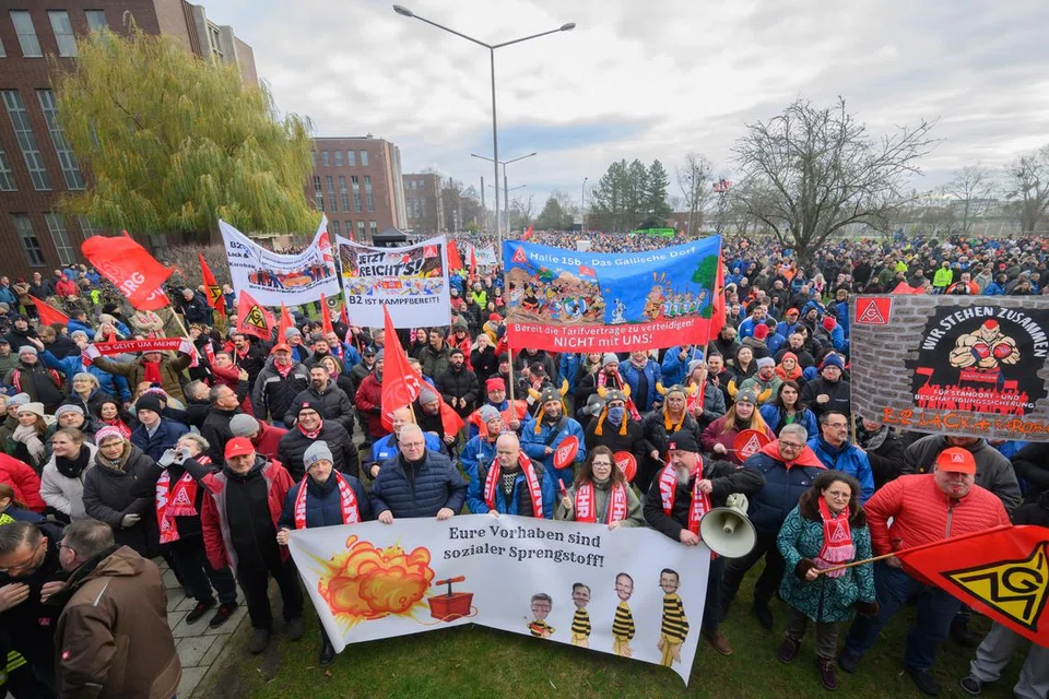 Tens of thousands strike at Volkswagen’s Germany plants | The Straits Times