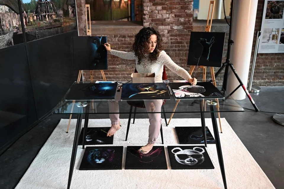 Viral Dutch artist paints 10 pictures at the same time with hands and ...