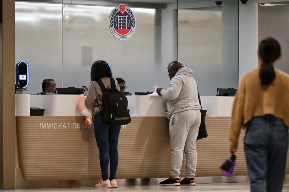 Travellers entering or leaving S’pore with more than $20k in cash to make online declaration ...