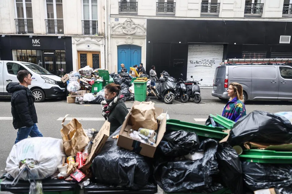 10,000 tonnes of trash left uncollected on strike-hit Paris streets ...