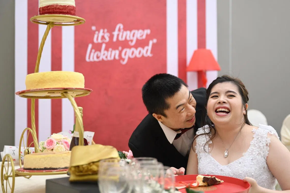 From bouquet to buffet: Couple serve up KFC-themed wedding | The ...