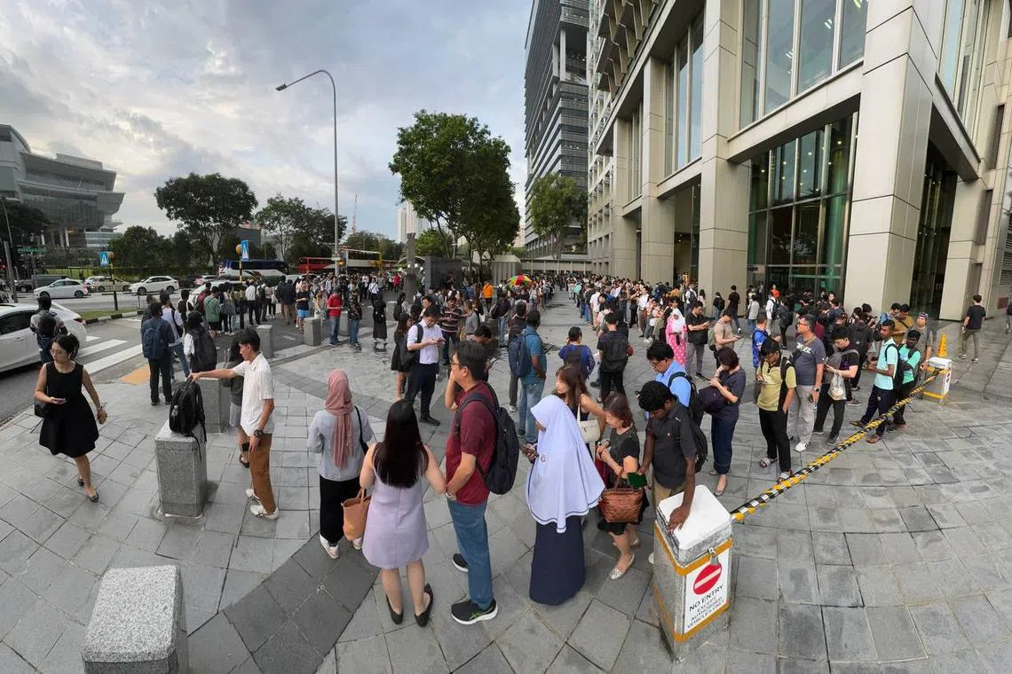 East-West Line disruption to go into second day, no MRT service between Jurong East and Buona ...