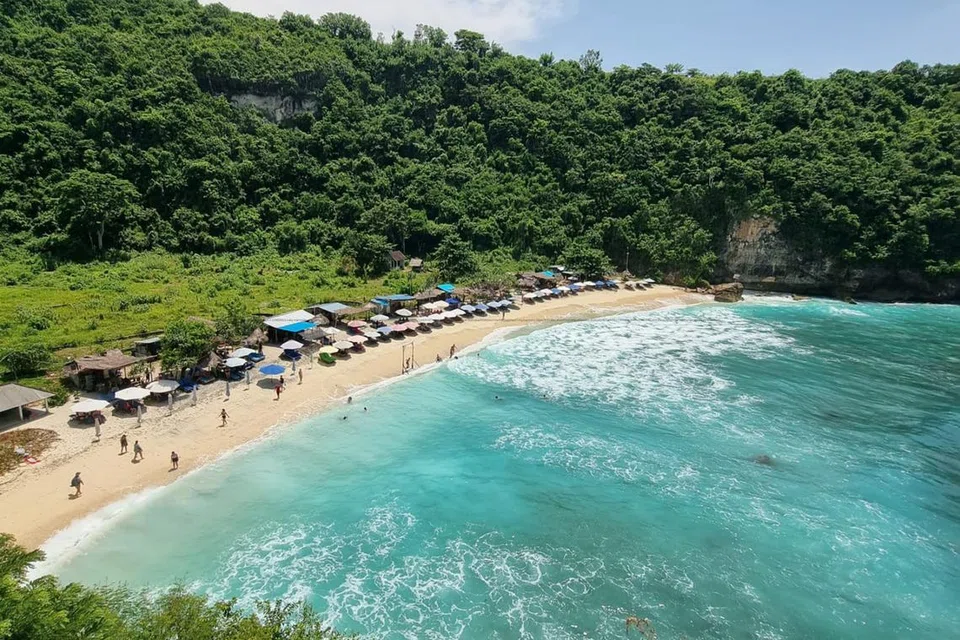 Weekend Trip: Swim with mantas, see spectacular scenery in Nusa Penida ...