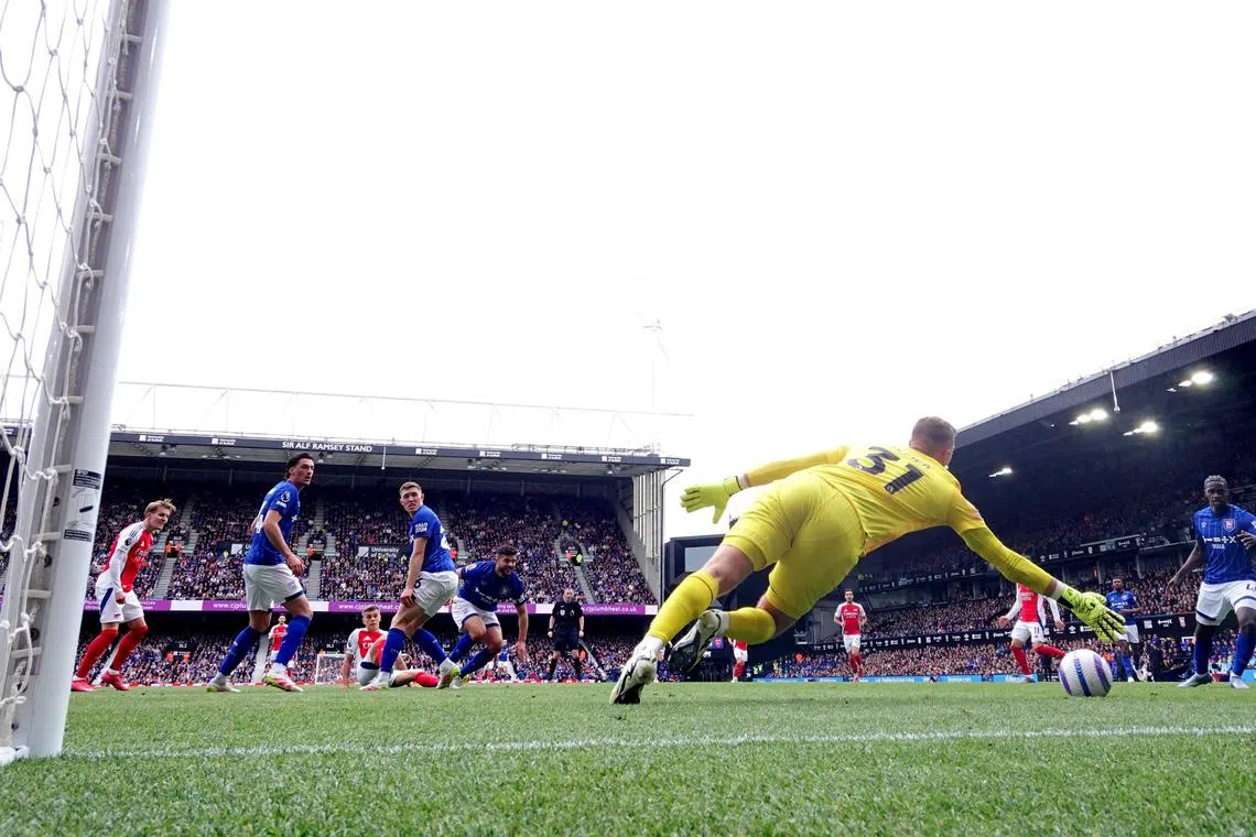 Arsenal crush Ipswich 4-0 to delay Liverpool's title party | The Straits Times