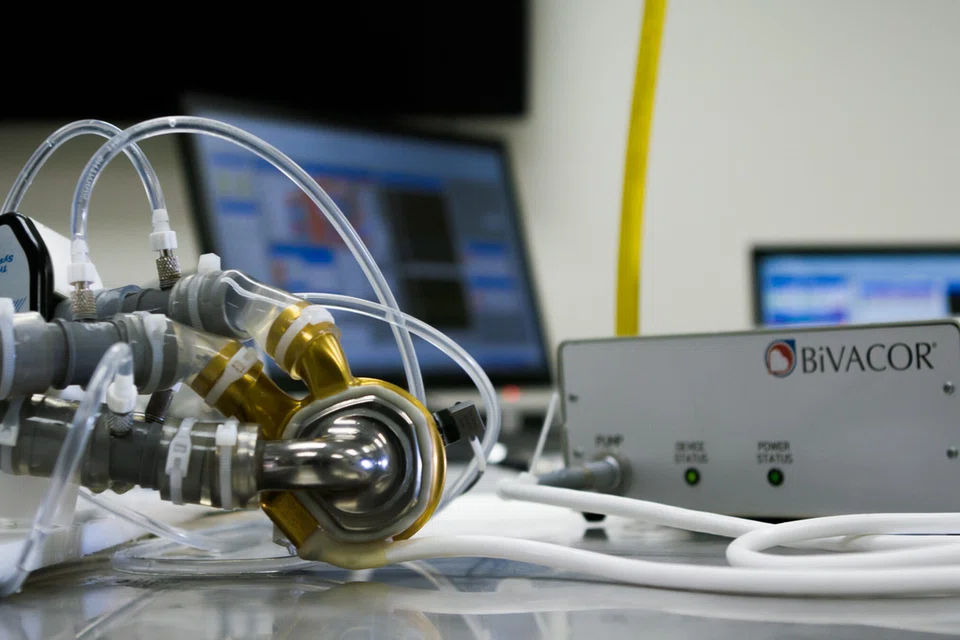 Australian lives with titanium heart for 105 days before getting ...