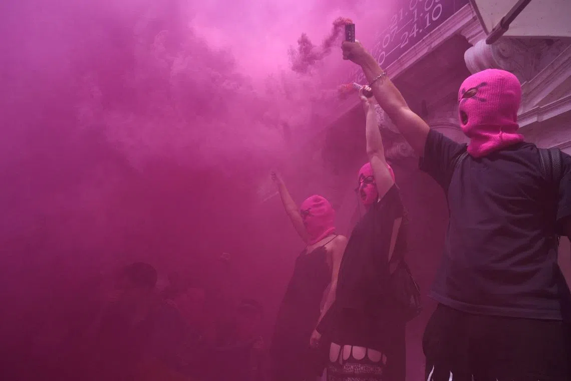 Anti-Kremlin Pussy Riot demonstrate in Venice against Russia's Biennale ...