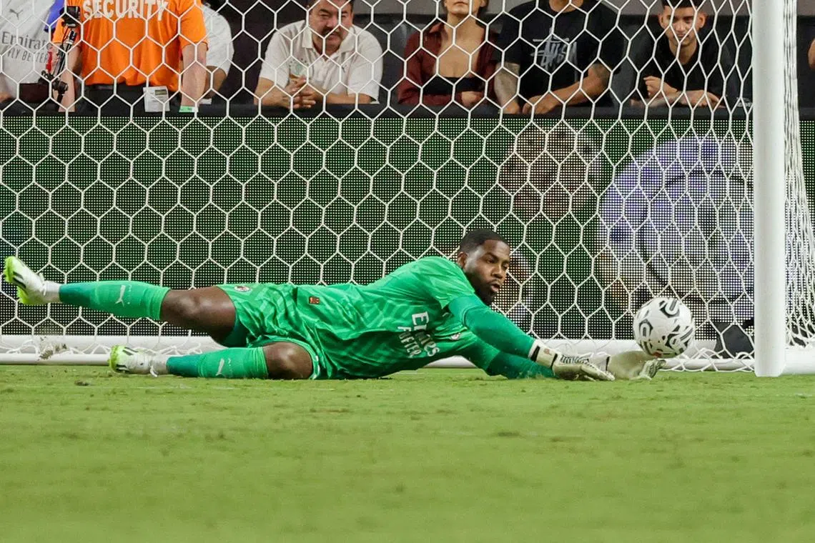 AC Milan’s Mike Maignan stands in way of old club PSG in Champions ...