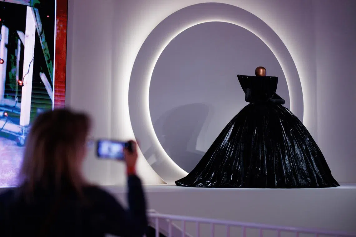 London’s Victoria and Albert Museum celebrates ‘fashion legend’ Naomi ...