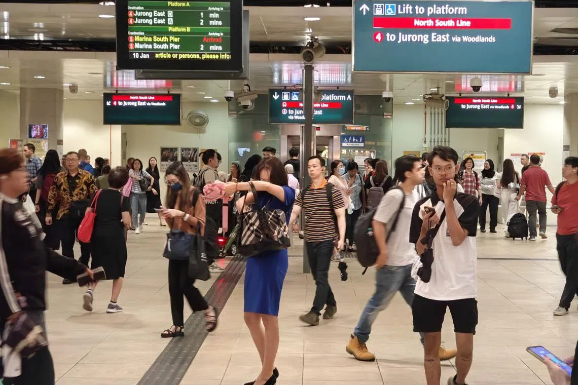 Stalled train on North-South Line removed, MRT services being ...