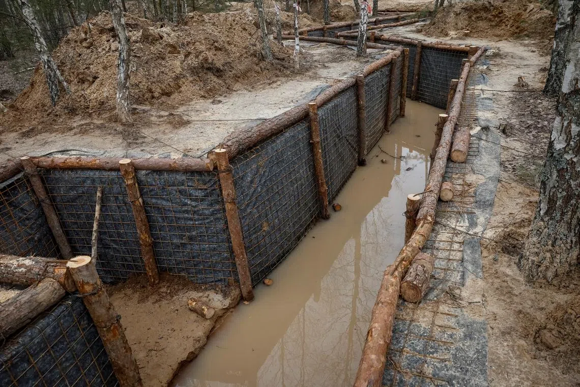 Ukrainian soldiers, engineers toil round the clock to build defences ...