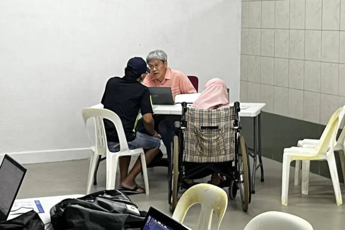 Former WP MP Png Eng Huat meets residents on behalf of hospitalised ...