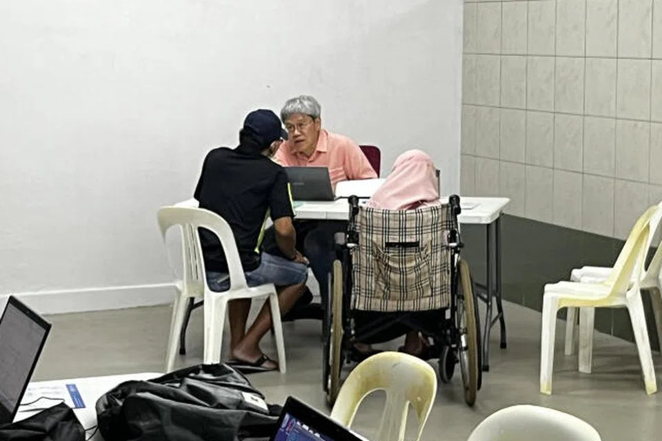 Former WP MP Png Eng Huat meets residents on behalf of hospitalised ...