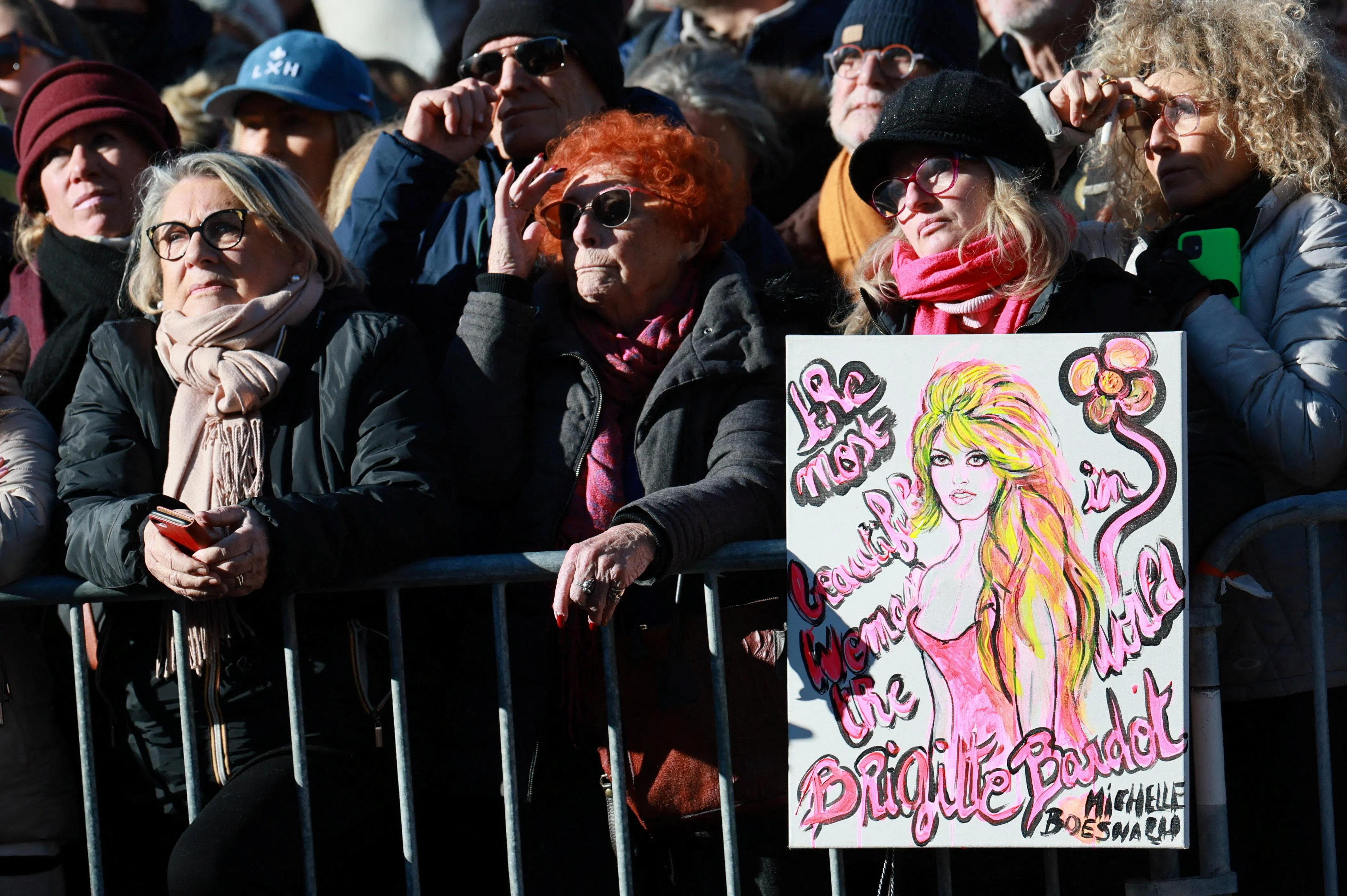 Crowds pay tribute as late French cinema star Brigitte Bardot is buried ...