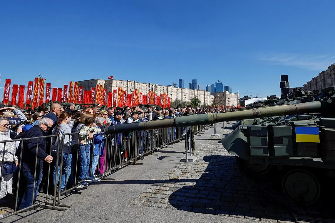 Russians throng to display of Western 'trophy' tanks captured in ...