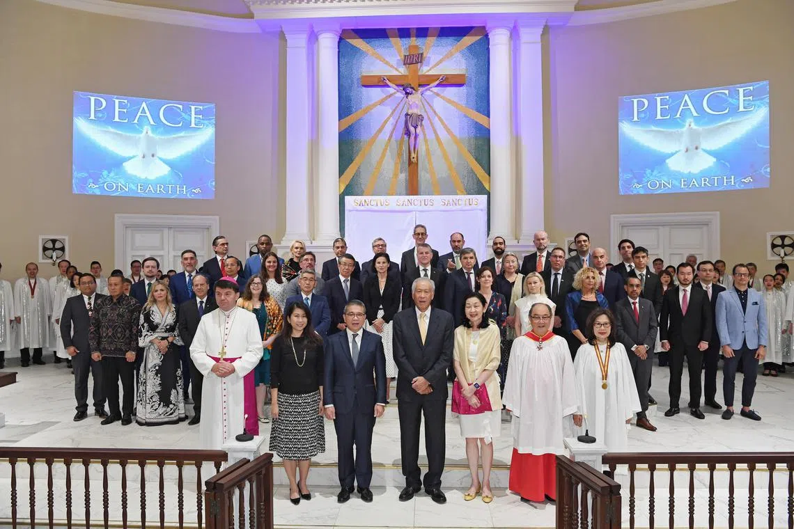 Songs of peace bring diplomats together at Christmas concert | The ...