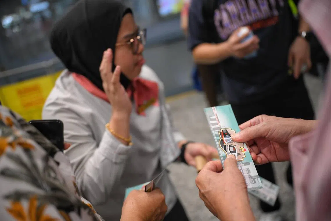 East-West Line disruption to go into second day, no MRT service between Jurong East and Buona ...