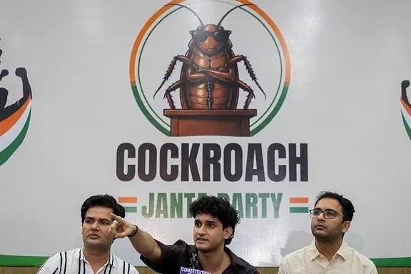 கல்வி அமைச்சர் பதவி விலகக்கோரி போராட்டம்