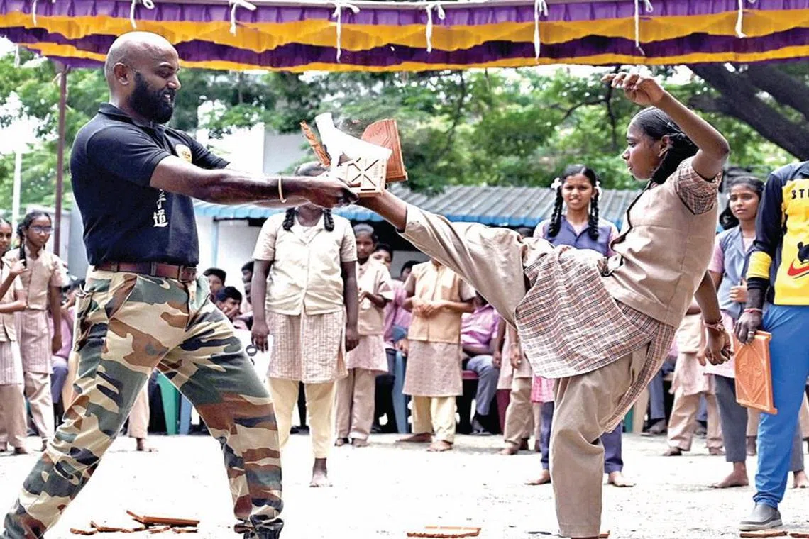 மாநகராட்சிப் பள்ளி மாணவர்களுக்கு தற்காப்புக் கலைகளைக் கற்றுத்தரும் ...