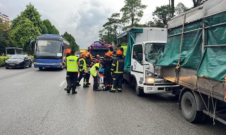26 taken to the hospital after three-lorry pile-up on Kranji Expressway ...