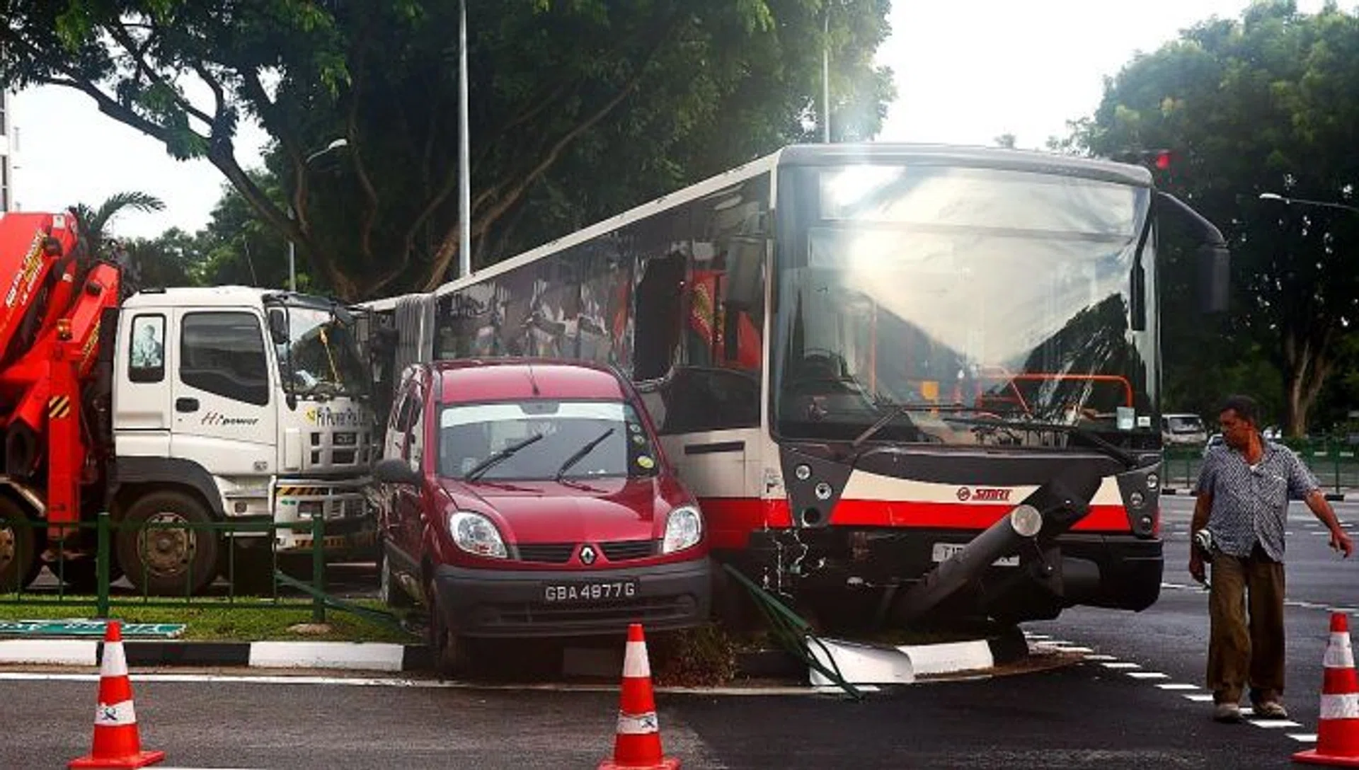 VIDEO: Three-vehicle crash in Yishun, Latest News - The New Paper