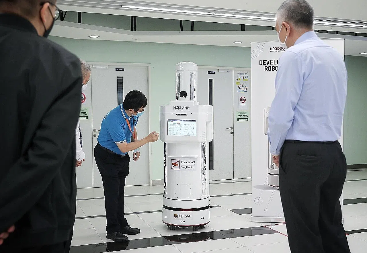 Robot Hiro complements nurses at Tampines Polyclinic | The New Paper