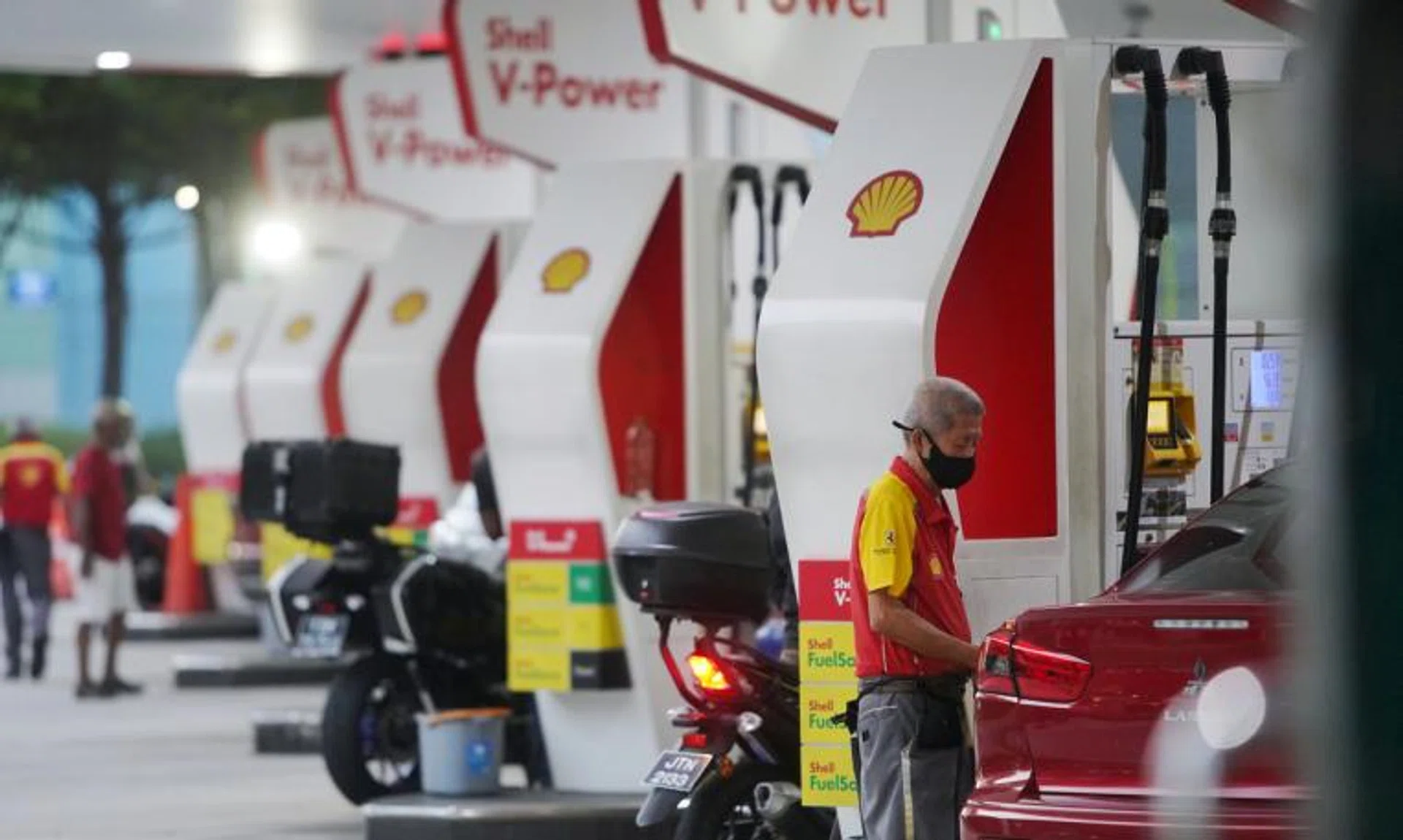 Lower-octane petrol prices dip below $3 a litre | The New Paper