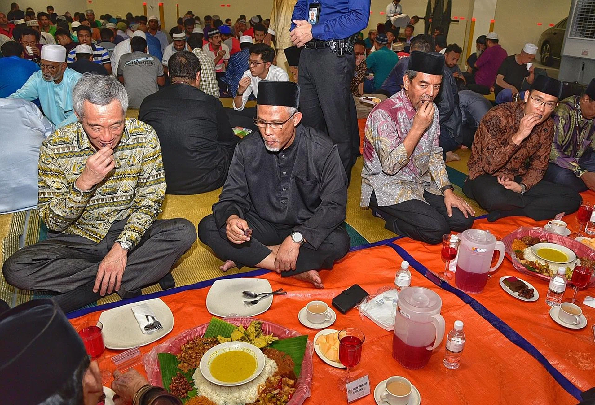 PM Lee joins Muslims for iftar at..., Latest News - The New Paper