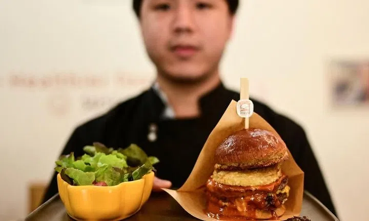 Thai pop-up wins fans with crunchless cricket burgers | The New Paper