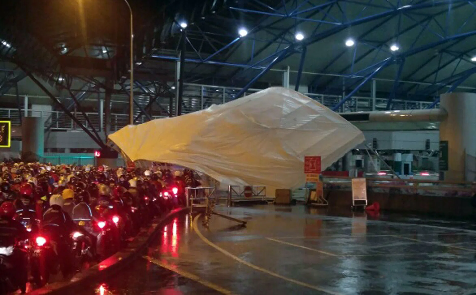 Two hurt after canopies collapse in heavy rain at Tuas Checkpoint | The ...