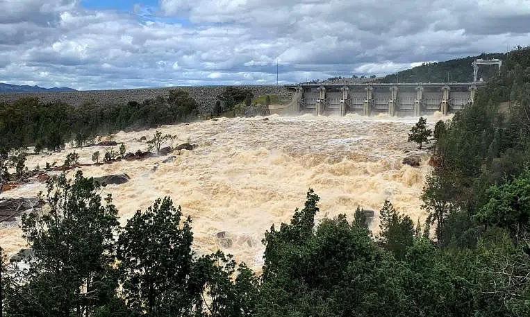 Flash floods sweep away houses, cars in Australian town | The New Paper