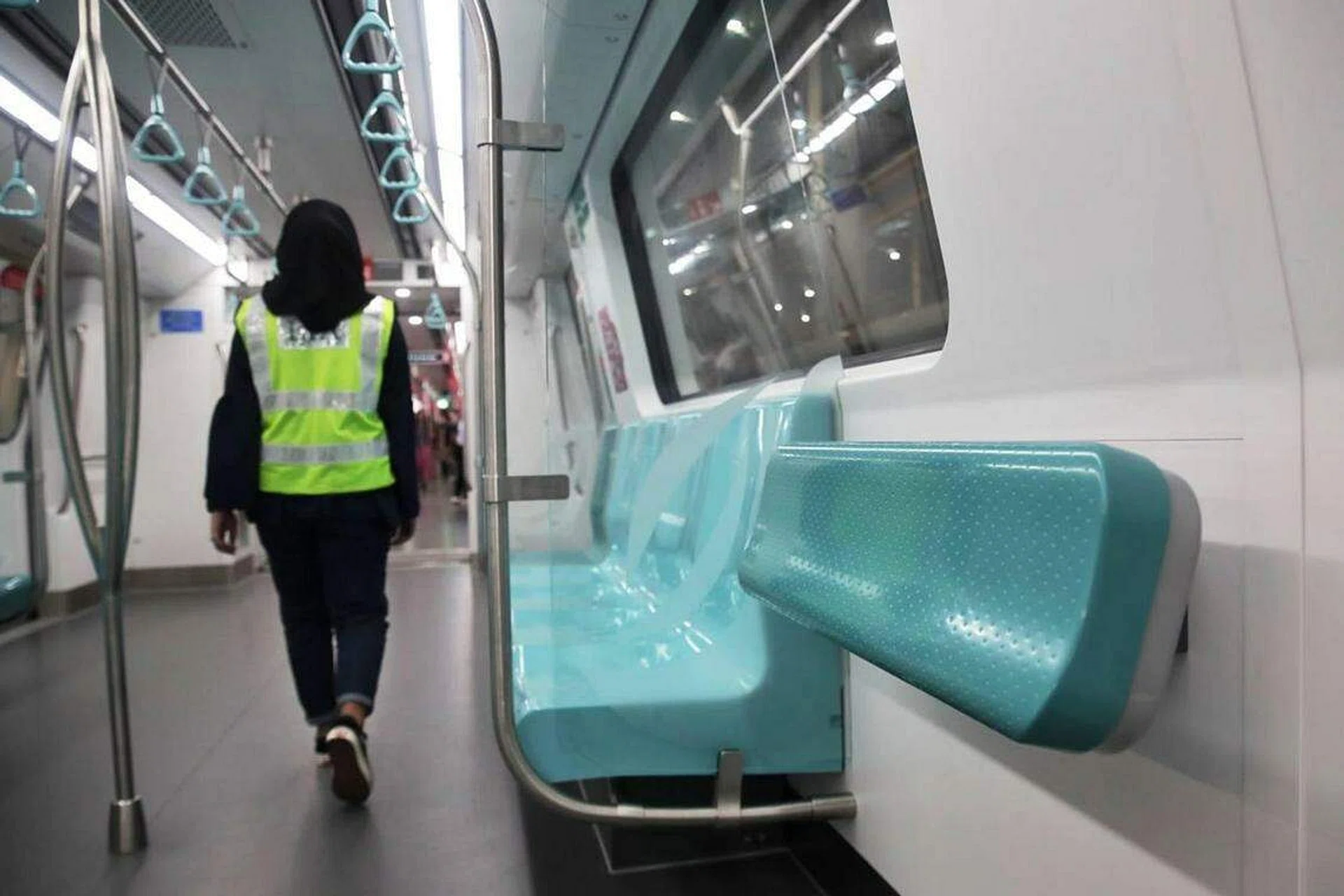 New MRT trains with more space, larger windows to run on North-South ...