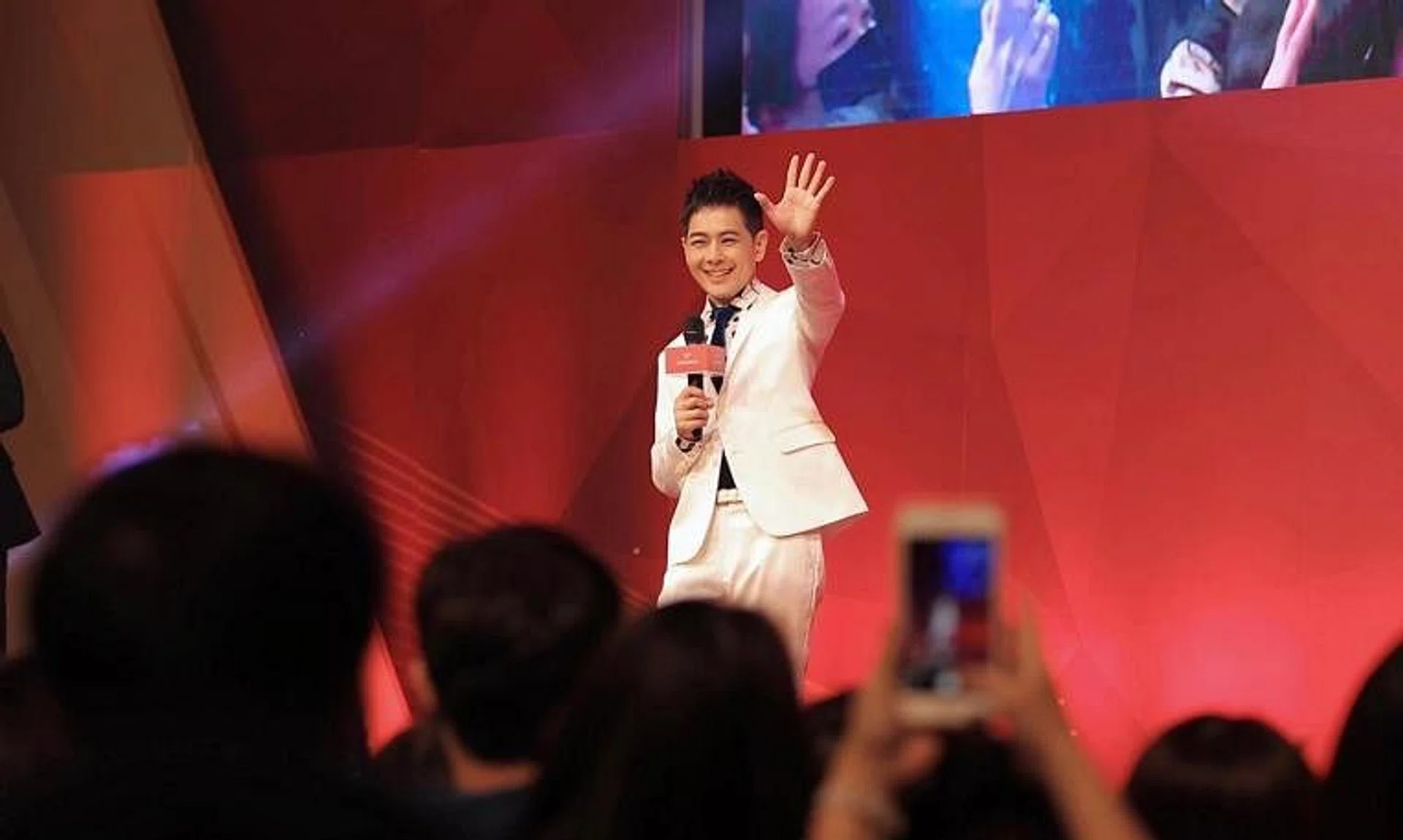 Jimmy Lin attends first public event in 7 months, sings for 3,000 fans ...