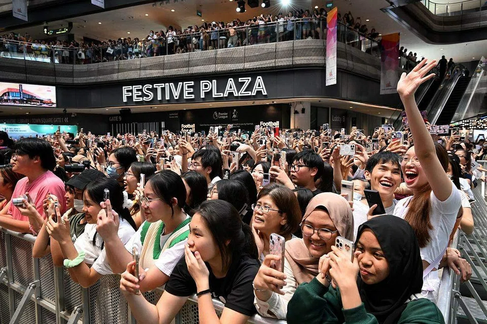 K-drama The Glory star Lee Do-hyun draws over 1,000 fans on first visit ...