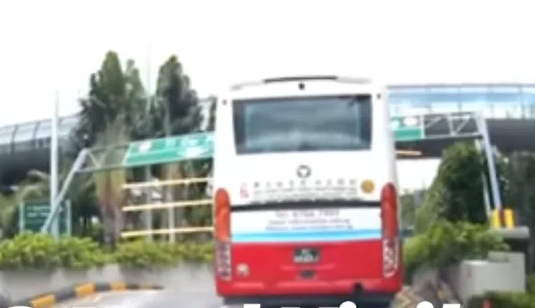 Private bus drives into gantry at..., Latest News - The New Paper